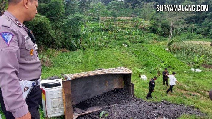Truk Bermuatan Batu dan Pasir Jatuh ke Kawasan Jurang Susuh, Kota Batu ...