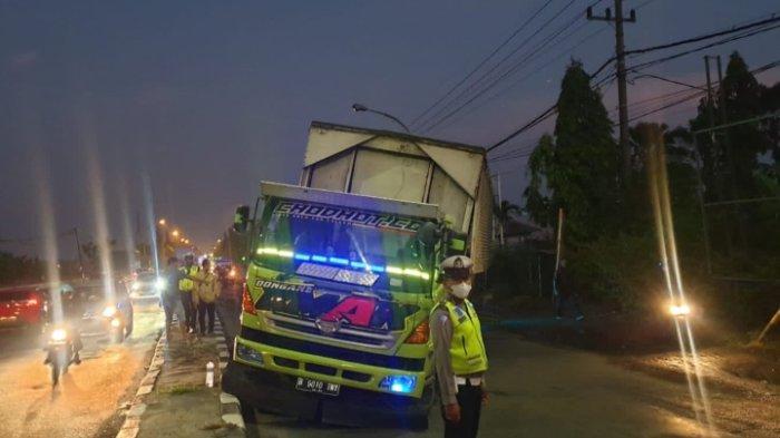 As Patah, Truk Tronton Naik ke Median Jalan di Lamongan - Suryamalang.com