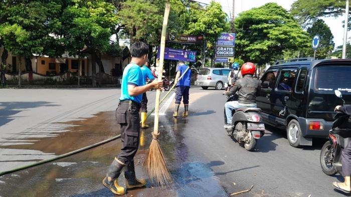 Petugas Damkar di Kota Malang Dibikin Repot Gegara Tumpahan Solar di Jalanan - Suryamalang.com