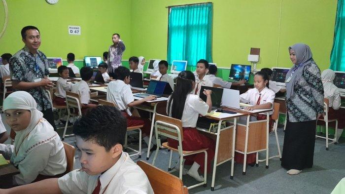 Pelaksanaan UKD Hari Pertama, SDN Sumbersari 1 Antisipasi Kuota Internet HP - Suryamalang.com