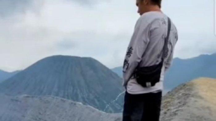 Viral, Wisatawan Asing Kencing di Kawah Gunung Bromo Banjir Kecaman - Suryamalang.com