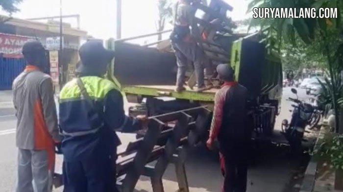 Kursi Taman Dibongkar Setelah Video Viral Kondom Berserakan di Bojonegoro - Suryamalang.com