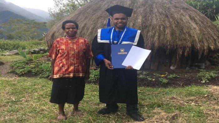 Viral Kisah Putra Pedalaman Papua Jadi Wisudawan Terbaik, Ungkap Orangtua Tidak Datang Karena ...