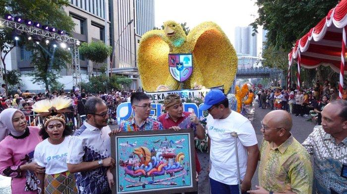 Pelindo Tampilkan 'Garuda Bhinneka Tunggal Ika' di Pawai Bunga Surabaya ...