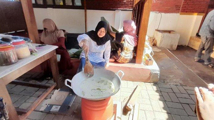 Pokdarwis Bagikan 300 Porsi Bubur Suro di Pesarean Ki Ageng Gribik ...