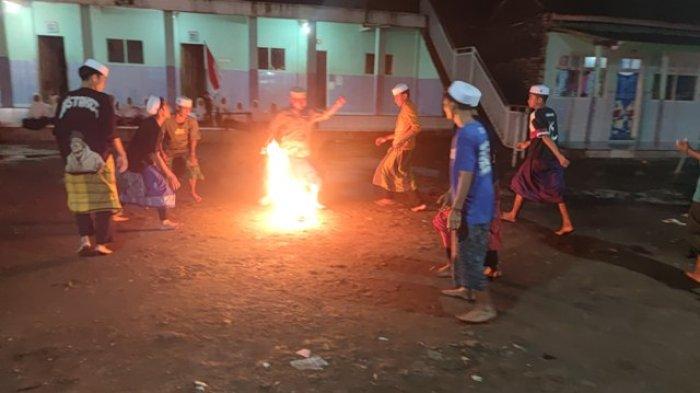 Tradisi Sepak Bola Api Santri Ponpes, Hiburan Seru Bagi Yang Tidak ...