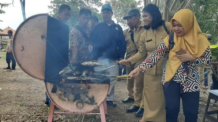 Wisata Muara Bengawan Solo, Nikmatnya Self Cooking dan Menyantap Ikan ...