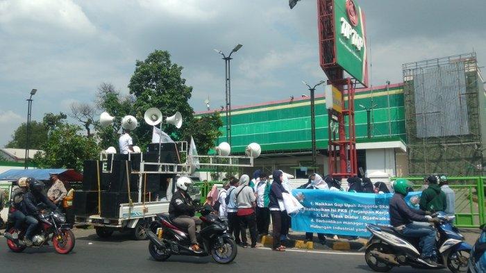 4 Tuntutan Aksi Demo Mogok Kerja Karyawan Tip Top Pondok Bambu - Tribuntangerang.com