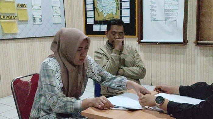 Breaking News: Istri Kades Kohod Arsin Diperiksa Bareskrim di Polsek Pakuhaji Soal Pagar Laut ...