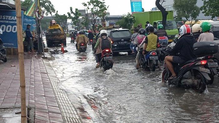 Jalan KH Hasyim Ashari Banjir setelah Gorong-gorong Diperbaiki Dinas ...