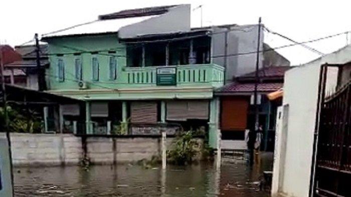Rumah Warga Binong Permai Kabupaten Tangerang Terendam Banjir saat Sungai Amprak Meluap ...