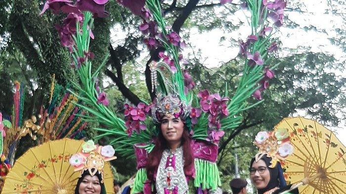 Kostum Anggrek Setinggi 3 Meter Tampil di Parade Budaya Meriahkan HUT ke-14 Kota Tangerang ...