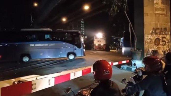 2 Bus TNI AL Terobos Perlintasan Kereta Api di Malang, Nyaris Ditabrak ... 2 Bus TNI AL Terobos Perlintasan Kereta Api di Malang, Nyaris Ditabrak ...