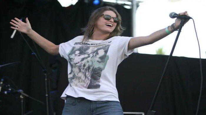 Emily Armstrong Resmi Gantikan Posisi Chester Bennington di Linkin Park ...