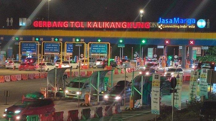 Petugas Berlakukan Sistem Buka Tutup di Pintu Keluar Tol MBZ Arah Pondok Indah dan Rorotan ...