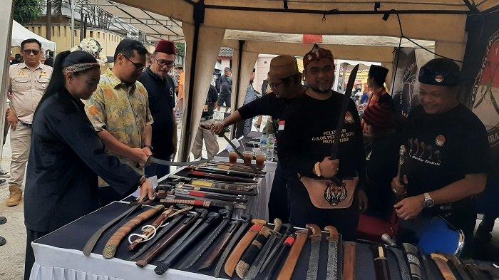 Meriah, HUT Kelurahan Pisangan, Tangsel Tampilkan Festival Golok ...