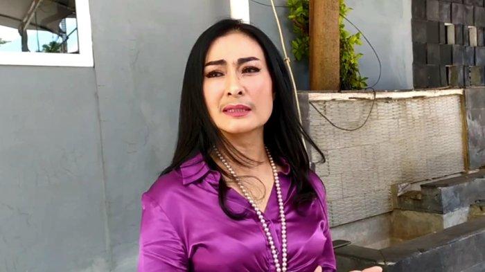 Begini Tanggapan Iis Dahlia Soal Viralnya Devano Danendra Pakai Kalung Salib - Tribuntangerang.com
