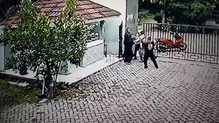Polisi Ungkap Identitas Dua Oknum Anggota LSM yang Tusuk Satpam SMKN 9 ... Polisi Ungkap Identitas Dua Oknum Anggota LSM yang Tusuk Satpam SMKN 9 ...