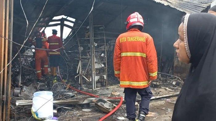 Dua Toko Perabotan di Pasar Lembang Ciledug Ludes Dilahap Si Jago Merah ...