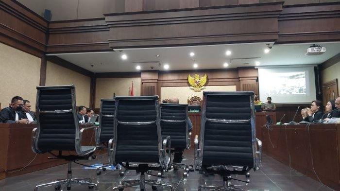 Lukas Enembe Tanpa Alas Kaki dan Hanya Selembar Tisu saat Mengikuti ...