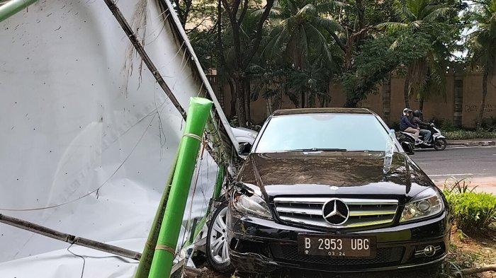 Diduga Sopir Mengantuk dan Usai Minum Obat Jantung, Mobil Sedan Mercy ...