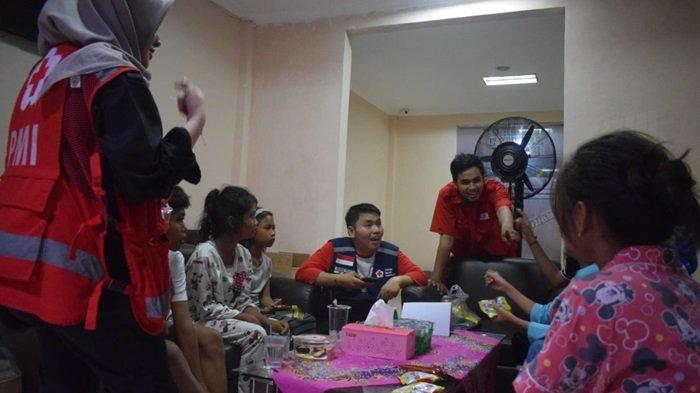 PMI Kota Tangerang Beri Layanan Trauma Healing Kepada Pengungsi Kebakaran TPA Rawa Kucing ...