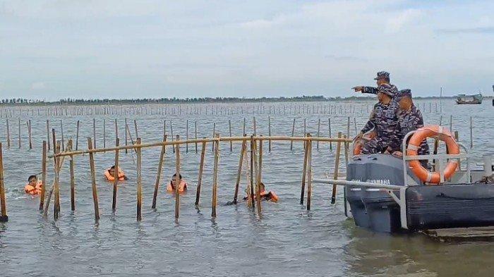 Nelayan Cerita Sulitnya Mencabut Bambu Pagar Laut meski Diikat: Banyak ...