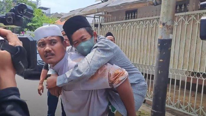Tangis Adul, Ibundanya Meninggal Dunia, Histeris Pegang Keranda dan Dibopong Usai Pemakaman ...