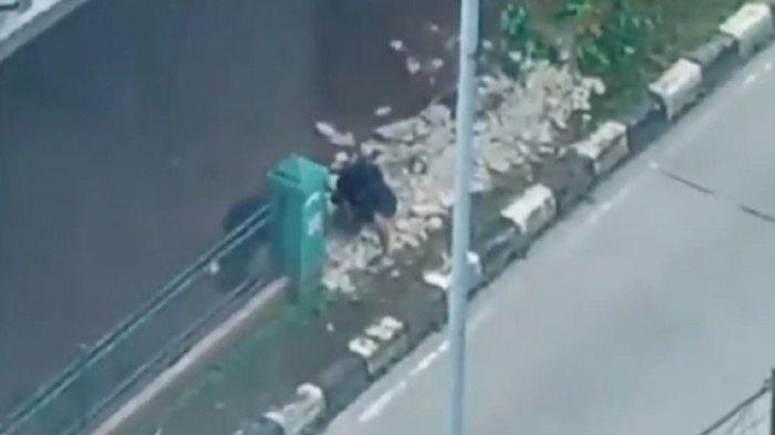 Dua Orang Pencuri Kuliti Besi Pagar Pembatas Jalan di Depan RSUD Koja Jakarta Utara ...