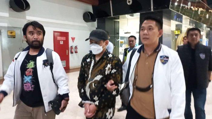 Ditetapkan Tersangka, Andi Pangerang Hasanuddin Tiba di Bandara Soetta ...