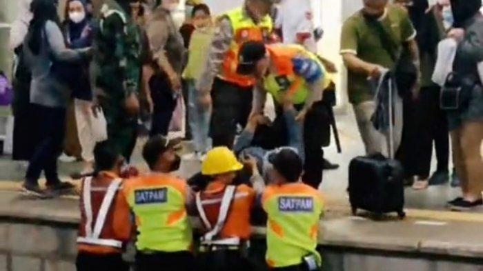 Viral Video Penumpang Jatuh ke Bawah Peron di Stasiun Manggarai, Sempat ...