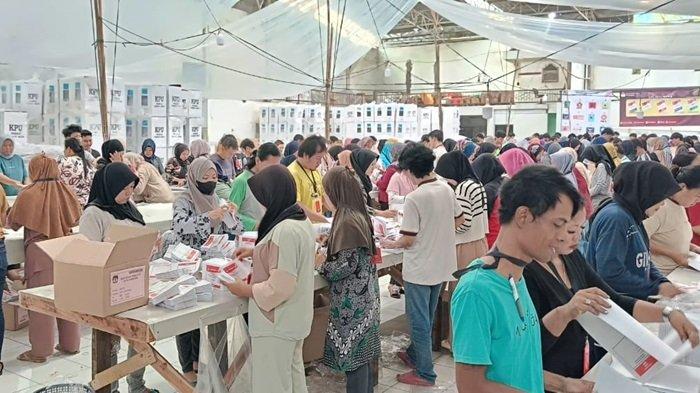 KPU Kota Tangerang Libatkan Ratusan Masyarakat untuk Lipat 6 Juta Surat Suara Pemilu 2024 ...