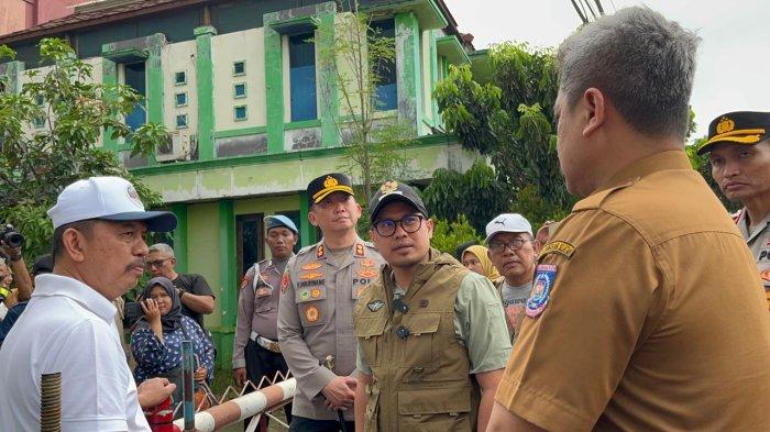 Wakil Wali Kota Tangsel Tinjau Banjir di Komplek Maharta, Dengarkan ...