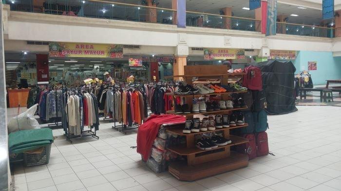 Upaya Ramaikan Plaza Shinta, Pedagang Kompak Berjualan di Depan Gedung ...
