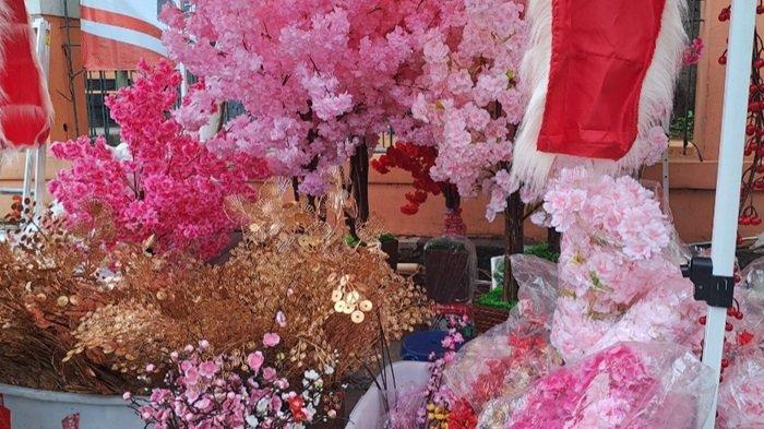 Perajin Pohon Mei Hwa Mulai Kebanjiran Order Jelang Imlek 2024 ...