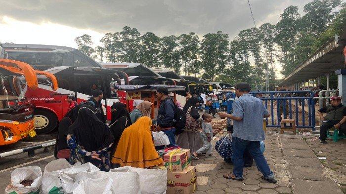 Ribuan Warga Tangerang Mulai Mudik Jelang Nataru Melalui Terminal Poris ...