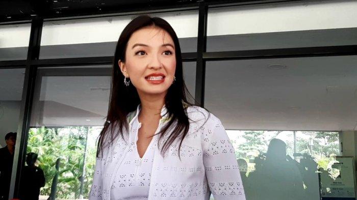 Lama Menghilang, Raline Shah Punya Hobi Baru Terbangkan Pesawat - Tribuntangerang.com