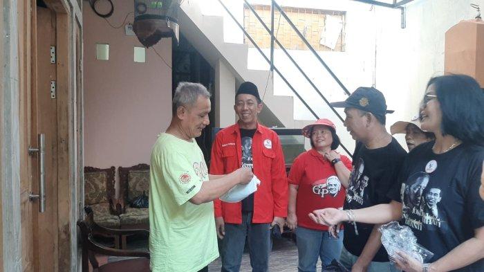 Relawan Barisan Ganjar Lewati Gang Sempit di Ciputat untuk Bagikan Daging Kurban ...