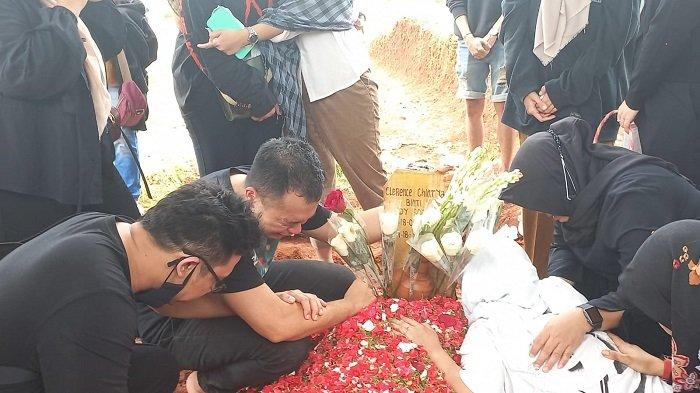 Rio Alief Drummer Noah Antarkan Clerence Cynthia ke TPU Jombang Kota ...