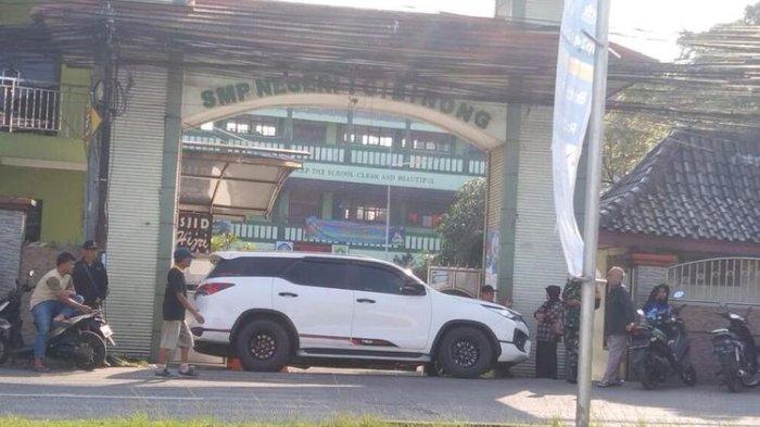 Kecewa Anak Tidak Diterima PPDB, Orang Tua Murid Parkir Mobil Persis di ... Kecewa Anak Tidak Diterima PPDB, Orang Tua Murid Parkir Mobil Persis di ...