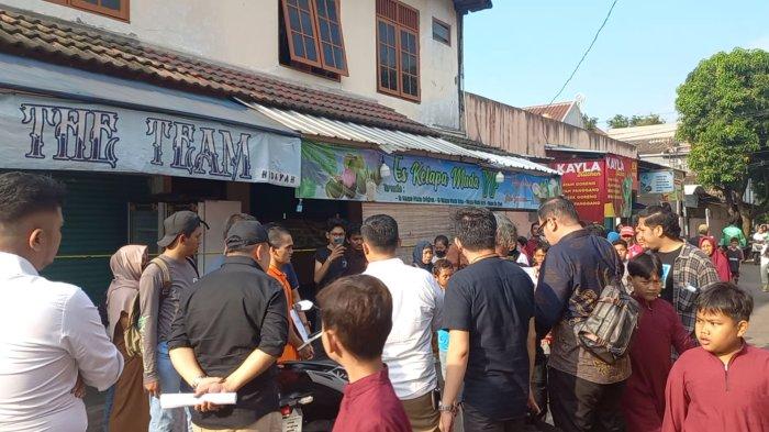 Warga Berkerumun Lihat Tampang Pembunuh Penjaga Warung Madura di Pamulang Tangsel ...