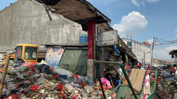 Belatung Merayap ke Toko-toko Milik Pedagang dari Tempat Pembuangan Sampah Pasar Cantik Ciputat ...