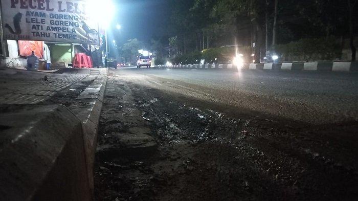 Hati-hati Tanah Merah Berceceran di Jalan KH Hasyim Ashari Tangerang ...