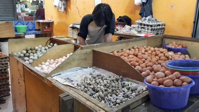 Harga Telur Ayam Rp 32.000 per Kg, Penjualan Menyusut di Pasar Ceger ...