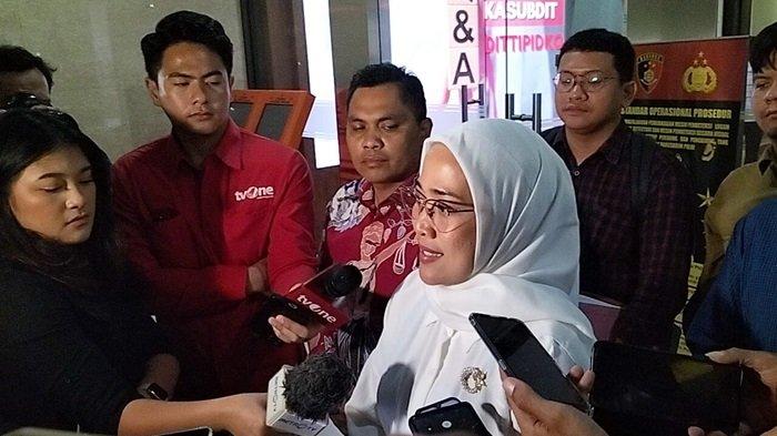 Tia Rahmania Datangi Mabes Polri di Jakarta Selatan Usai Dipecat PDI ...