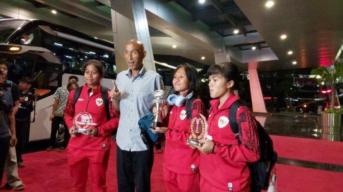 Wajah Berseri Garuda Pertiwi saat Tiba di Bandara Soetta usai Bawa Pulang Piala AFF Wanita 2024 ...