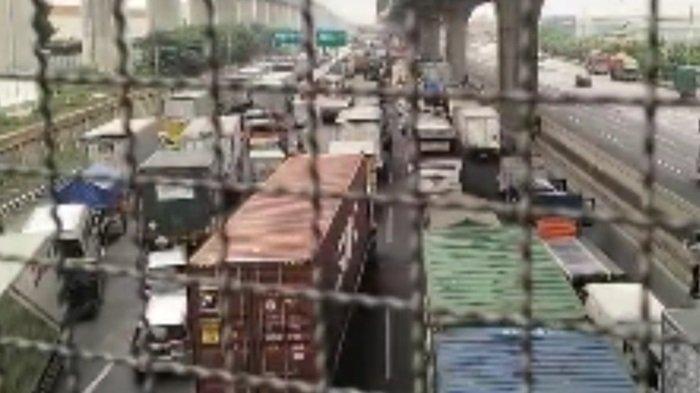 Tol Jakarta-Cikampek Macet Imbas Massa Buruh Blokir Jalan Kawasan Industri MM2100 di Bekasi ...