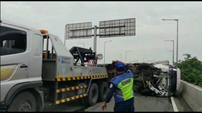 Diduga Ngantuk, Truk Boks Terguling Setelah Menghantam Pembatas di Jalan Tol Ir. Wiyoto Wiyono ...