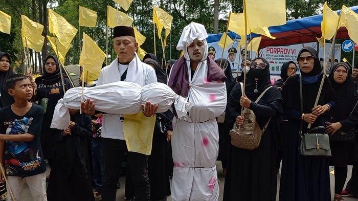 1.000 Kibaran Bendera Kuning, Pocong, dan Keranda Mayat Hadir di Kantor ...