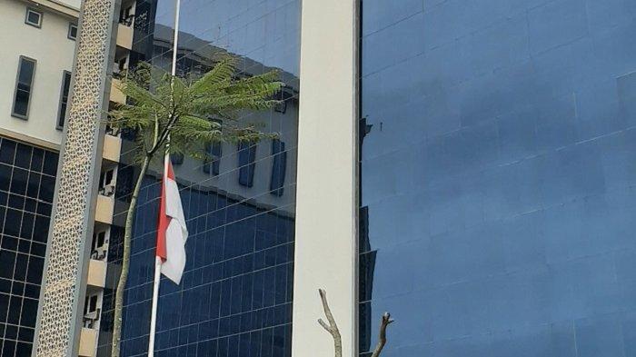 Unpam Pasang Bendera Setengah Tiang sebagai Penghormatan untuk Pendiri ...